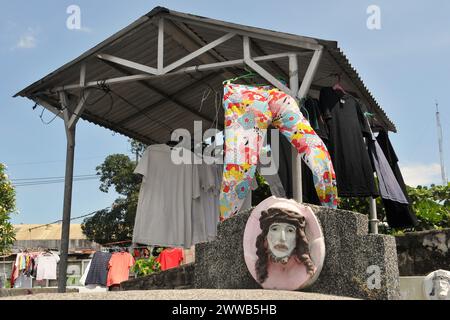 Poor living in Passay Cemetery in Manila-Philippines Stock Photo - Alamy