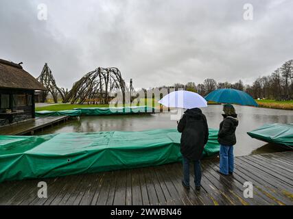 Schlepzig, Germany. 23rd Mar, 2024. Two visitors stand in the rain at ...