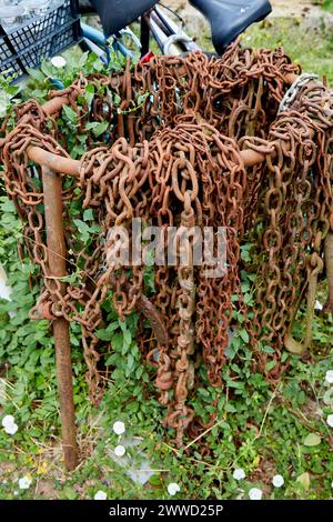 Rusty metal loop and chain on a concrete harbour wall Stock Photo - Alamy
