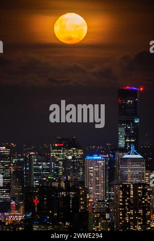 Moon light over the Brisbane skyline in Queensland, Australia Stock ...
