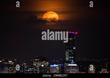 Moon light over the Brisbane skyline in Queensland, Australia Stock ...