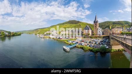Bernkastel Old Town, bridge above river Mosel Moselle, Landshut Castle ...