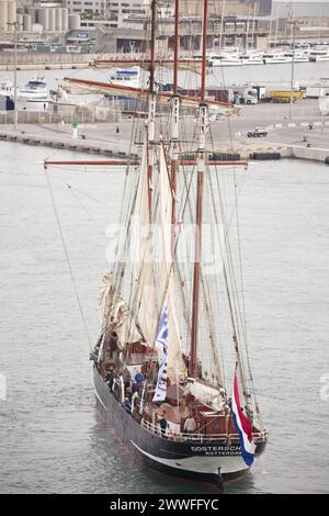 The Dutch tall ship Oosterschelde arrives at Tower Bridge Quay in ...