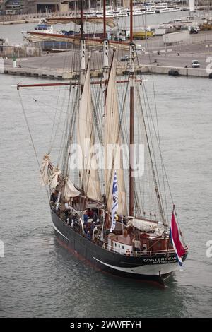 The Dutch tall ship Oosterschelde arrives at Tower Bridge Quay, London ...