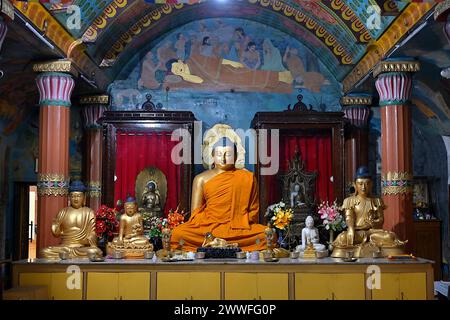 Prayer hall of Sri Dharmarajika Chetiya Vihara, with walls and curved ...