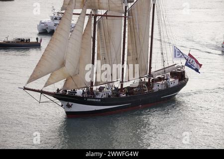 The Dutch tall ship Oosterschelde arrives at Tower Bridge Quay, London ...