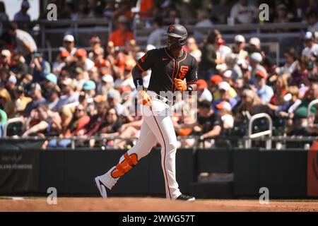 San Francisco Giants outfielder Jorge Soler (2) singles in the third inning of an MLB spring ...