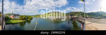 Bernkastel Old Town, bridge above river Mosel Moselle, Landshut Castle ...