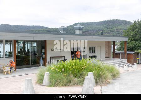 Estuary restaurant and takeaway kiosk, at Kangaroo Point, Brooklyn on ...