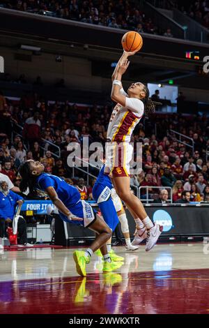 Southern California Trojans guard McKenzie Forbes (25) shoots the ball ...