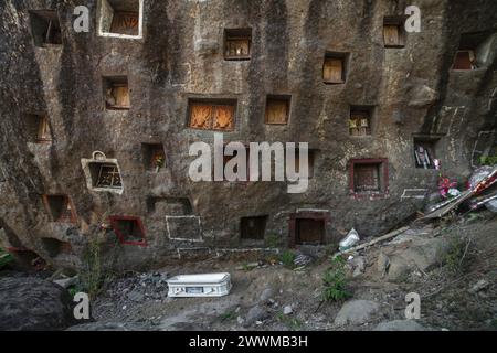 Traditional cemetery of Lo'ko Mata Cave Grave, Toraja Indonesias Stock ...
