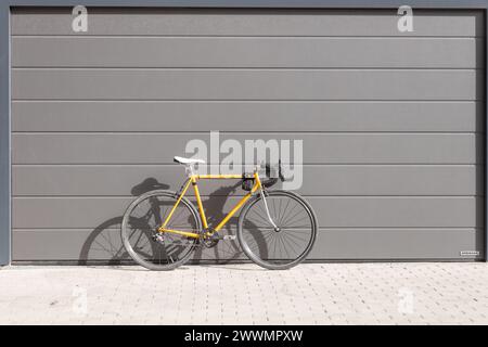 vintage yellow fixie road bike stacked on a gray wall Stock Photo - Alamy