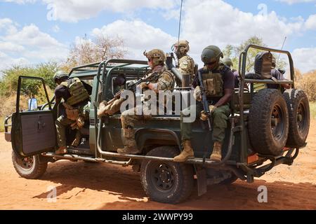 Members of the Kenya Defence Forces Rapid Response Unit and U.S. Air ...