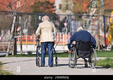 Altes Ehepaar- Rentner ,Mann und Frau im Rollstuhl und mit Rollator auf ...