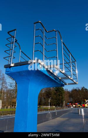 A diving board over a empty swimming pool Stock Photo - Alamy
