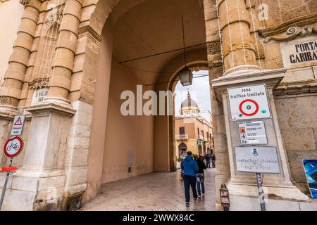 Am Stadttor Porta Garibaldi in Marsala, Sizilien, Italien. In der ...