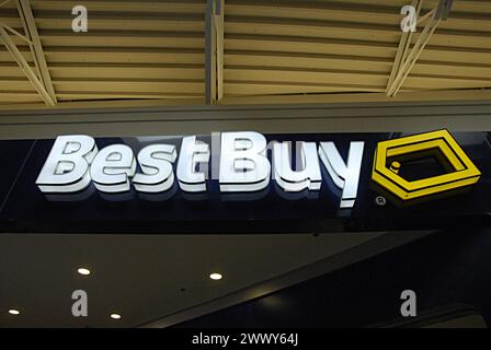MINNEAPOLIS/MINNESOTA/USA daily life at Mall of America on flag day 14 ...