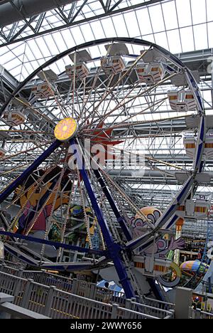 MINNEAPOLIS/MINNESOTA/USA daily life at Mall of America on flag day 14 ...