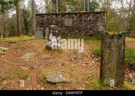 The Clan Macnab Burial Ground is on the island "Innis Bhuidhe" in the ...