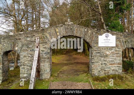 The entrance to the Clan Macnab Burial Ground is on the island "Innis ...
