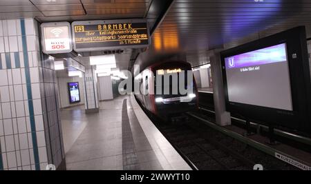 Eine U-Bahn der Linie U3 in Richtung Schlump und Barmbek der Hamburger ...