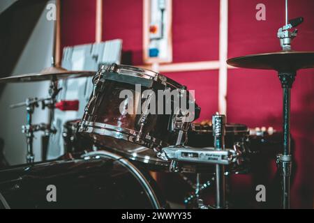 Drum kit set up in a music recording studio Stock Photo - Alamy