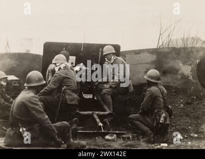Sino-Japanese War, 1932 -- Japanese field gun at Hongkew Park Stock ...