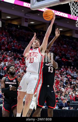 Georgia forward Dylan James (13) and forward Asa Newell (14) react to a ...