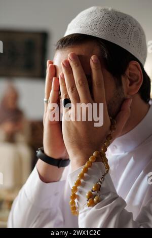 Closeup of hand of unrecognizable muslim man holding misbaha praying ...
