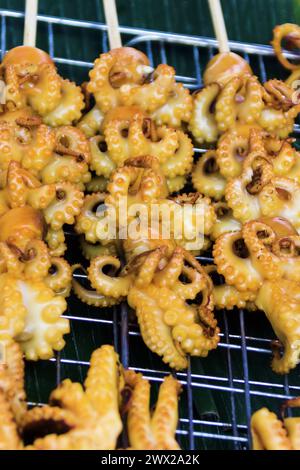 Thai cuisine. Grilled small octopuses Stock Photo - Alamy