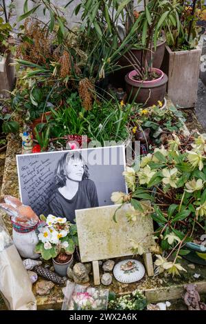 The grave of Jane Birkin and Kate Barry Montparnasse Cemetery ...
