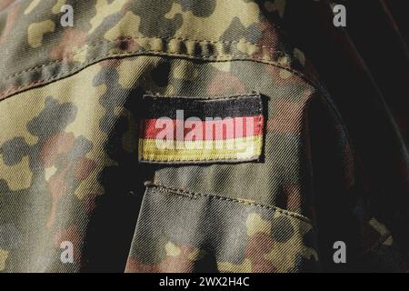 Bundeswehr Symbolbild: Nahaufnahme der Deutschlandflagge auf der ...