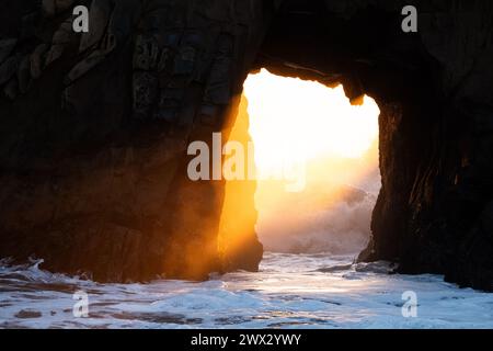 Sunset illuminates the Window in the Rock feature of Keyhole Arch at ...