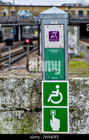 Help Point & Place of Relative Safety on Platform at Harrow On The Hill ...