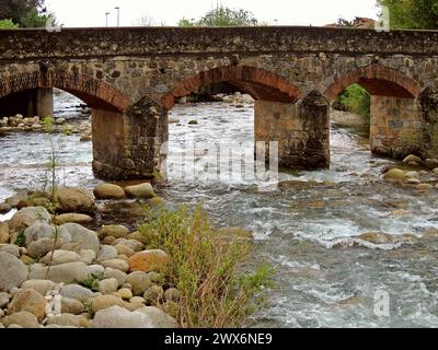 Walking along the cause of the Garganta Santa Maria river, in Candeleda ...