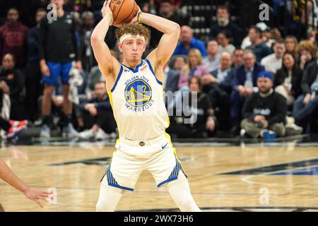 Golden State Warriors guard Brandin Podziemski (2) makes a shot as he ...