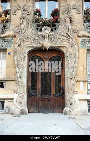Door to 29 Avenue Rapp Paris France (1901), architect: Jules Lavirotte ...