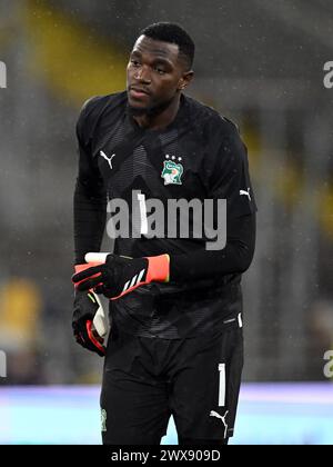 Ivory Coast goalkeeper Yahia Fofana (1) makes a dive for the ball ...