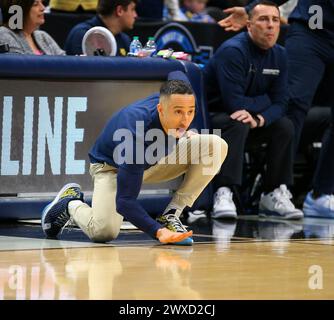 Marquette head coach Shaka Smart reacts during the first half of an ...