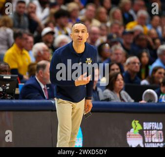 Marquette head coach Shaka Smart, center, speaks with Royce Parham (13 ...