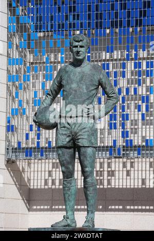Statue of Peter Osgood at Chelsea Football Club, London Stock Photo - Alamy