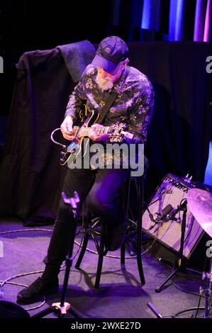 Der amerikanische Jazz-Gitarrist John Scofield mit Josh Dion dr. im ...