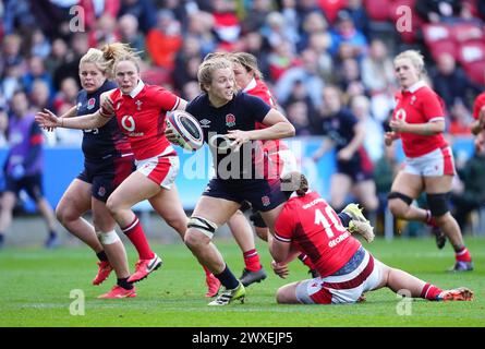 England's Zoe Aldcroft (centre) is tackled by France's Yllana Brosseau ...
