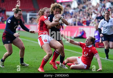 England's Ellie Kildunne on her way to score a try evades France's ...