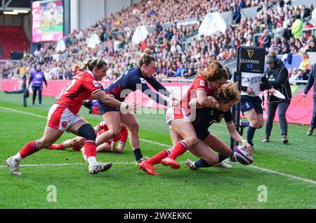 England's Ellie Kildunne (right) during the Women's Rugby World Cup ...