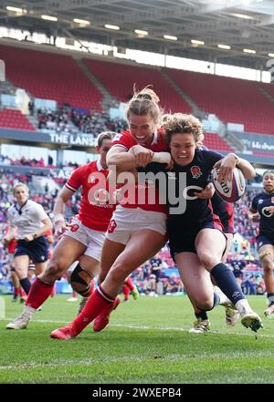 Ellie Kildunne of England scores her sides first try during the Women's ...
