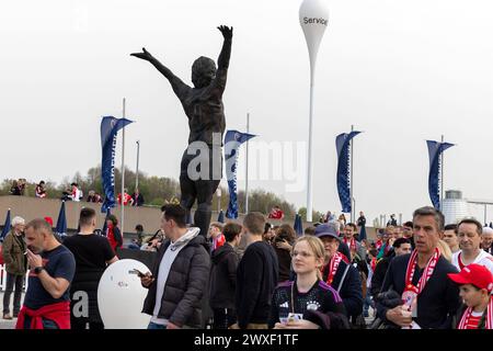 Gerd Müller Bronze Statue mit Fans / Fussballspiel Bayern München gegen ...