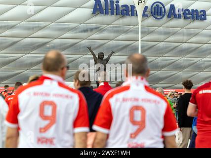 Gerd Müller Bronze Statue mit Fans / Fussballspiel Bayern München gegen ...