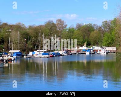 Blick in den Jachthafen Neuss am Rhein zu Ostern im Fruehling ...