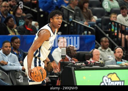 Memphis Grizzlies forward GG Jackson II (45) reaches for the ball ahead ...
